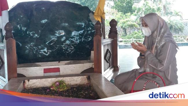 Ipuk Fiestiandani Ziarah ke Makam Bung Karno dan Para Ulama