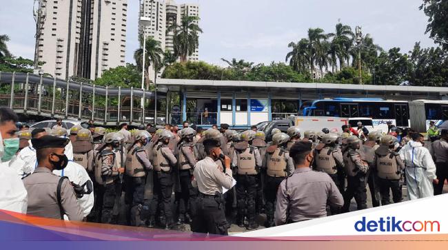 Jelang Pemeriksaan HRS, Polisi Siaga di Pintu Masuk Polda Metro Jaya Jelang Pemeriksaan HRS, Polisi Siaga di Pintu Masuk Polda Metro Jaya