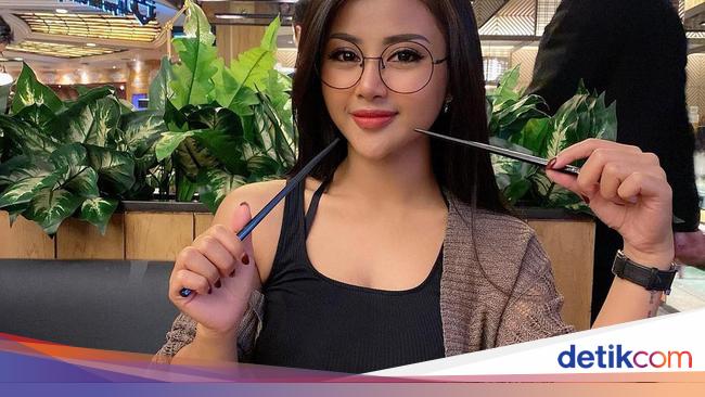 Tania Ayu Siregar, Sering Tampil Seksi Saat Makan dan Masak - Foto 7 Tania Ayu Siregar, Sering Tampil Seksi Saat Makan dan Masak - Foto 7