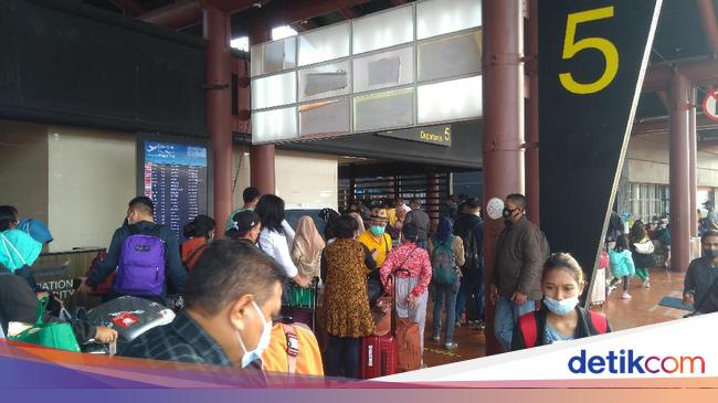 Antrean Panjang Mengular di Terminal Keberangkatan Bandara Soetta Pagi Ini