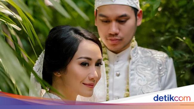 Ungkapan Haru Merdi Octavia di Makam Ray Sahetapy: Kita Bisa Foto Lengkap