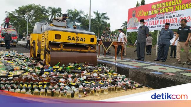 Ribuan Botol Miras Stok Tahun Baruan di Ciamis Digilas Stum