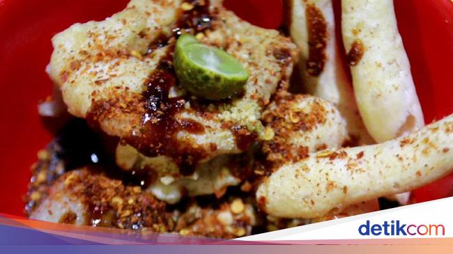 Pandemi Nggak Ngaruh, Ibu Muda Ini Raup Cuan Bisnis Rujak Bakso