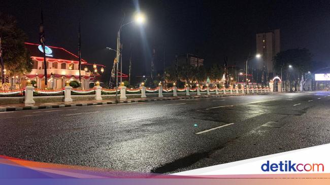 Sayup Suara Kembang Api Iringi Sunyinya Pergantian Tahun di Surabaya