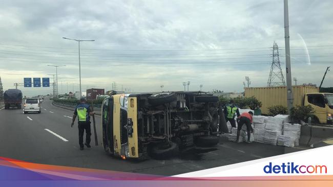 Mobil Boks Terguling di Km 17 Tol Priok, Lalin ke GT Gedong Sempat Macet