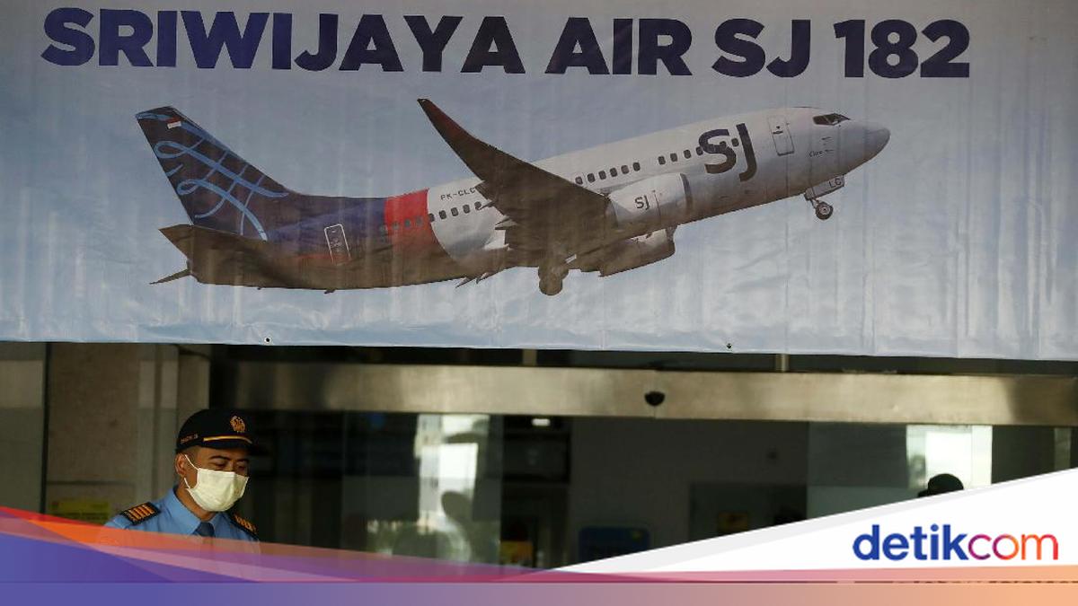 Potret Life Vest Kuning-Benda Diduga Nomor Registrasi Sriwijaya Air