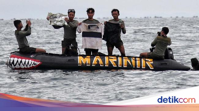 Tim SAR Temukan Baju Milik Korban Sriwijaya Air SJ182 Tim SAR Temukan Baju Milik Korban Sriwijaya Air SJ182