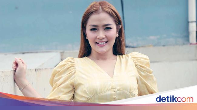 Reaksi Vega Darwanti Soal Hoax Tukul Arwana Meninggal Reaksi Vega Darwanti Soal Hoax Tukul Arwana Meninggal
