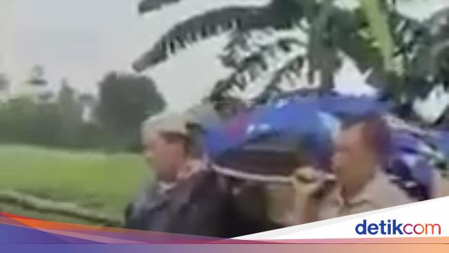 Akses Jalan Rusak, Jenazah di Jambi Terpaksa Digotong ke Rumah Duka