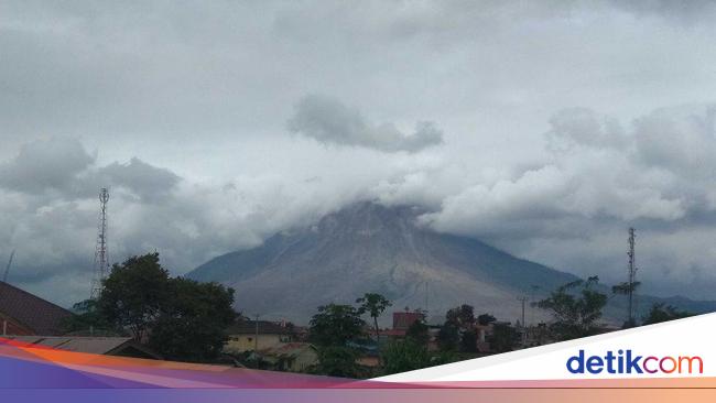 Status Siaga, Gunung Sinabung 22 Kali Erupsi Sejak Awal 2021