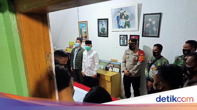 Ditutupi Bendera Merah Putih, Jenazah Pratu Roy Tiba di Rumah Duka
