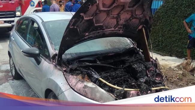 Mobil Terbakar di Kebon Jeruk Jakbar, Diduga Akibat Korsleting Listrik