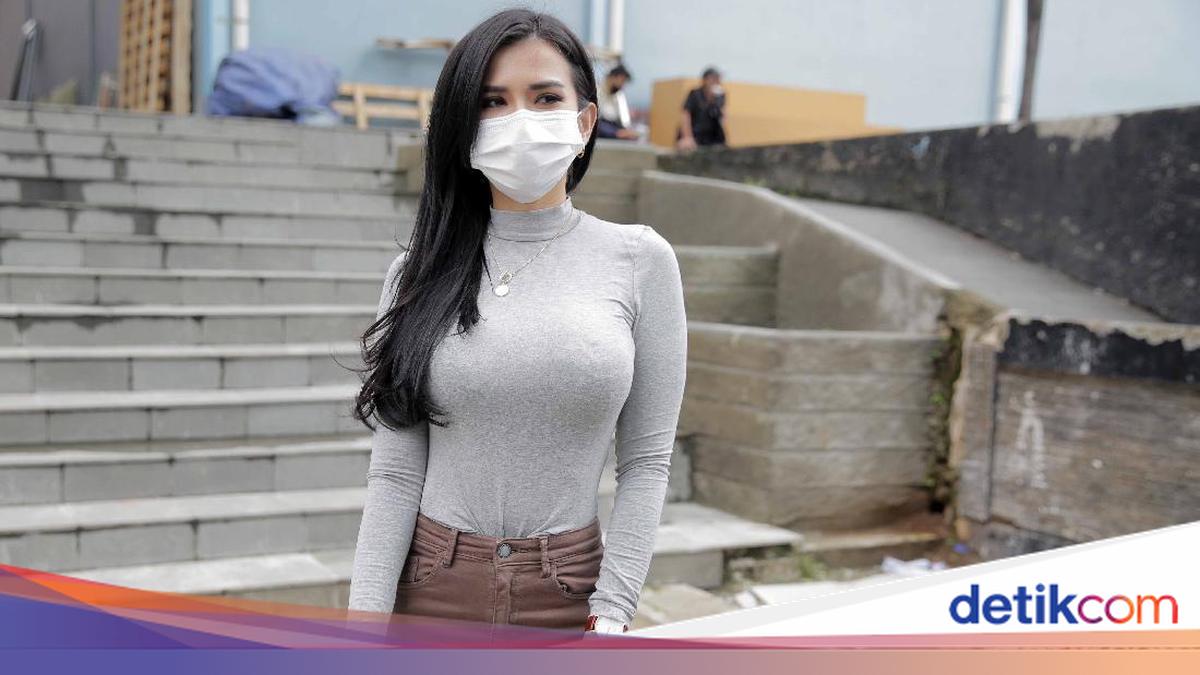 Maria Vania Bikin Heboh Lewat Video Buka Baju