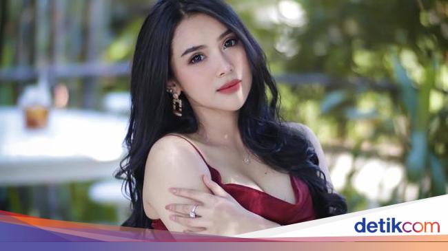 Amelia NS Desainer Seksi yang Kerap Dimodusi Artis