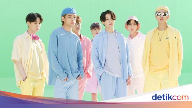Daebak! Kostum Dynamite BTS Terjual Rp 2,2 M di Lelang Amal