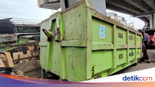 Bak Truk Sampah Disediakan di Flyover Ciputat Khusus untuk Malam Hari