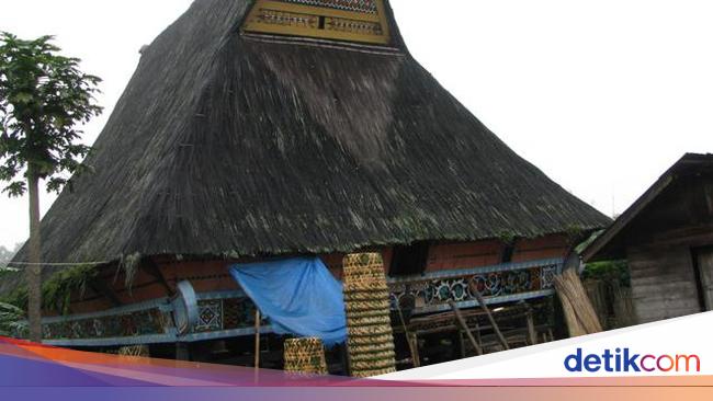 Seni Arsitektur Desa Lingga yang Tahan Gempa