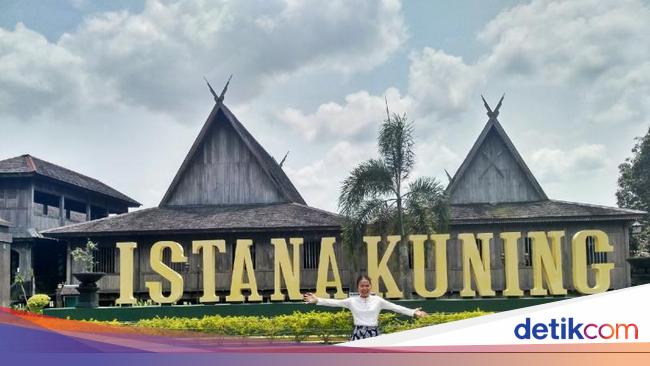 Mengintip Istana Kuning di Kalimantan