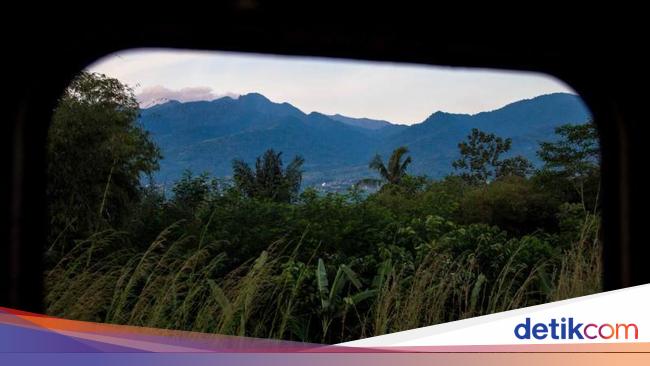 Naik Kereta Yogyakarta-Bandung, Pemandangannya Dahsyat!