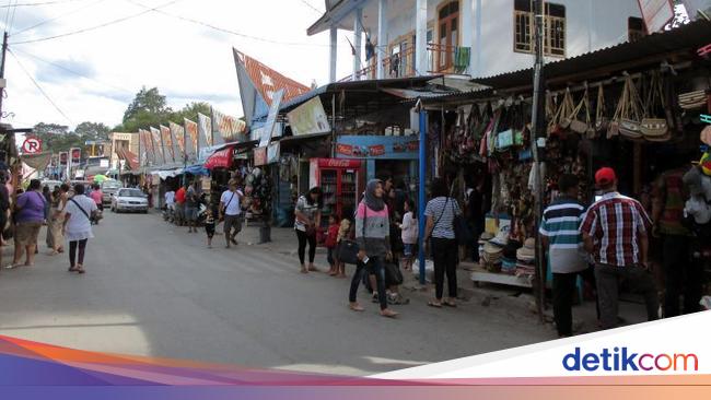 Pesona Desa Tomok di Pulau Samosir