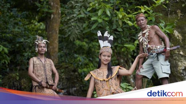 Ritual dari Dayak Ini Diakhiri dengan Mandi Bara Api