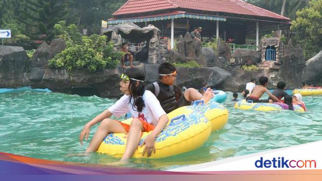 Serunya Main Ombak di Kolam Waterpark Purbalingga