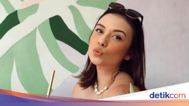 10 Potret Lindsey Leslie Stuart Saat Nongkrong di Kafe