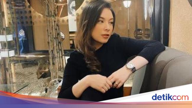 10 Potret Lindsey Leslie Stuart Saat Nongkrong di Kafe