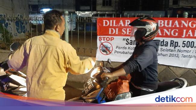 Warga Flyover Ciputat Bakal Viralkan Penyampah Sembarangan di Jalanan