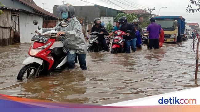 Banjir di Jalan Kudus-Purwodadi Bikin Banyak Motor Mogok