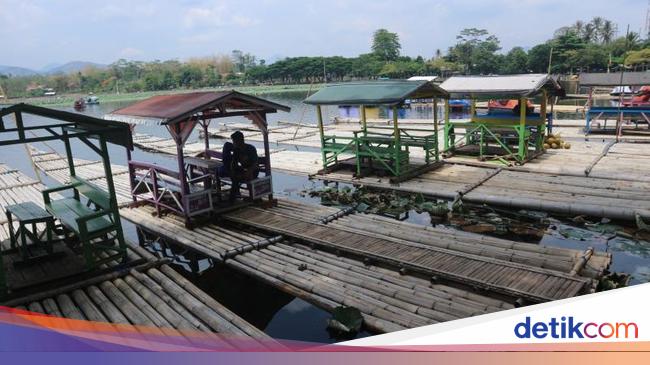 Naik Rakit di Situ Bagendit, Yuk!