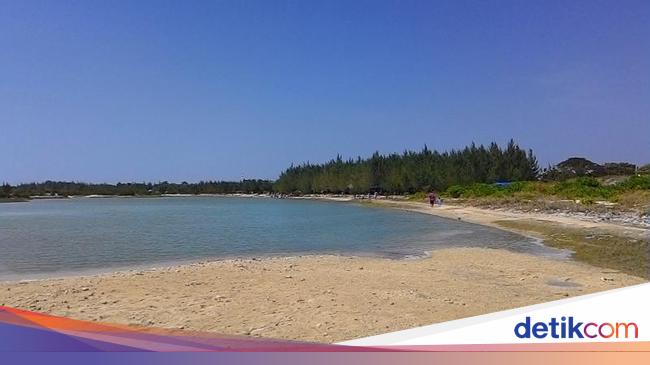 Pantai Pasir Putih yang Cantik di Tuban