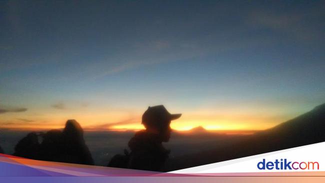 Sunrise Alternatif Tapi Tetap Sangat Cantik dari Bukit Sikendil