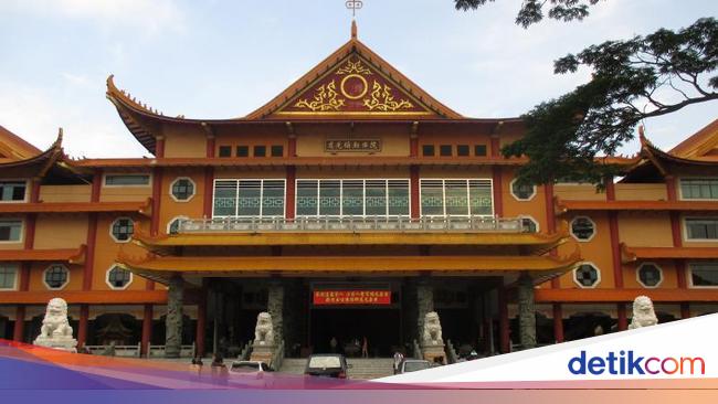 Terpesona Merahnya Maha Vihara Maitreya di Medan
