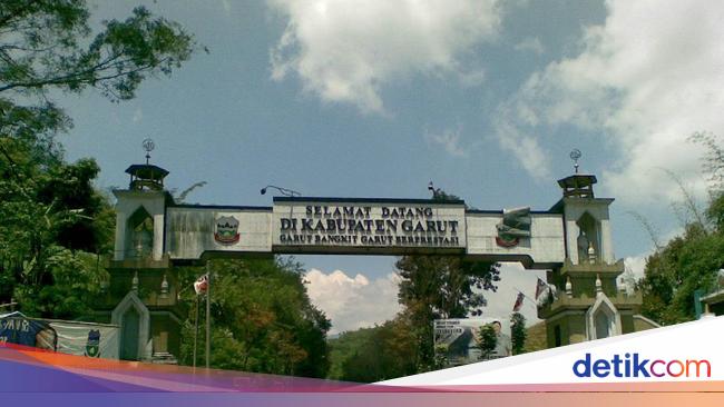 Wisata Alam dan Sejarah di Garut, Candi Cangkuang Tempatnya