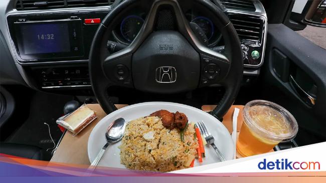 Restoran Ini Tawarkan Sensasi Makan Menu Pesawat di Dalam Mobil