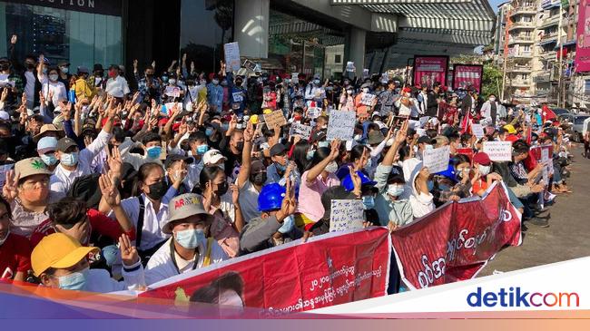 Demonstran Myanmar Ogah Menyerah Meski Ada Pertumpahan Darah