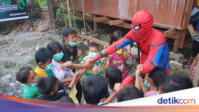 Kisah Ali Jenk Berkostum Spiderman Demi Hibur Anak Korban Gempa Sulbar