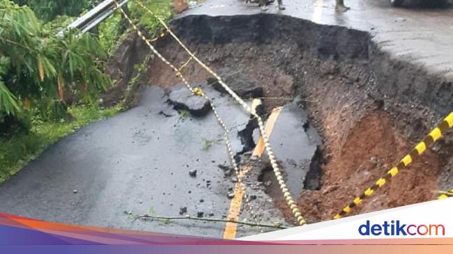 Diguyur Hujan Lebat Semalaman, Jalan Lintas Sumatera di Lahat Longsor