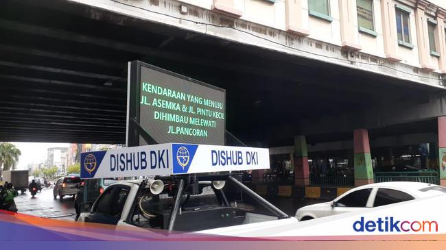Penutupan Jalan LEZ Kota Tua, Pengendara dari Glodok Diimbau Belok Kiri Penutupan Jalan LEZ Kota Tua, Pengendara dari Glodok Diimbau Belok Kiri