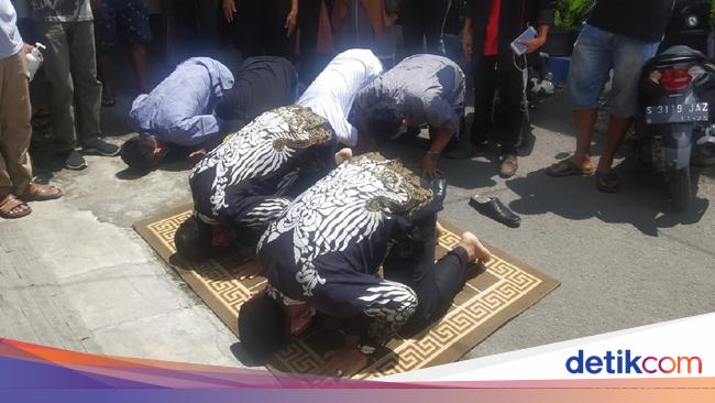 Gugatan Rival Ditolak MK, Paslon Pemenang Pilkada Lamongan Sujud Syukur Gugatan Rival Ditolak MK, Paslon Pemenang Pilkada Lamongan Sujud Syukur