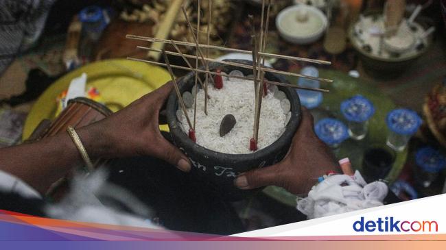 Potret Ritual Adat Suku Dayak untuk Antarkan Arwah