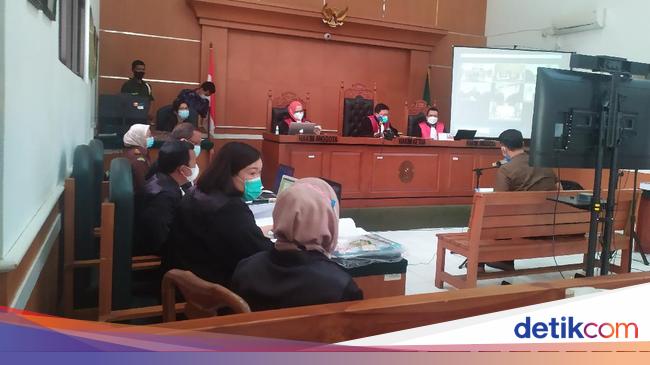 Jaksa Cecar Saksi Ahli Forensik soal Isi Grup WA 'Deklarator KAMI' Jaksa Cecar Saksi Ahli Forensik soal Isi Grup WA 'Deklarator KAMI'