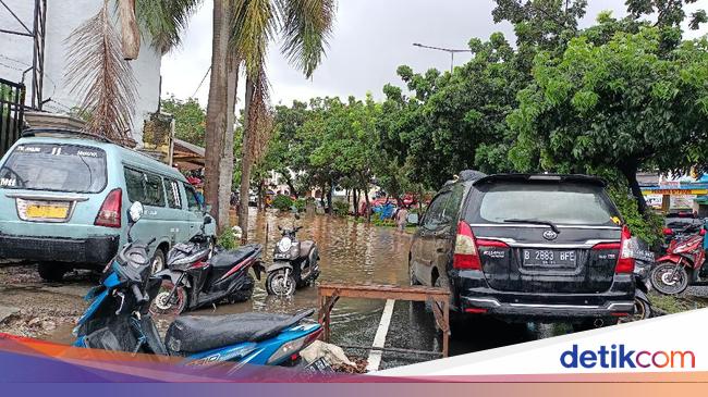 Pasar Puri Indah dan Meruya Ilir Jakbar Banjir, Kendaraan Tak Bisa Melintas