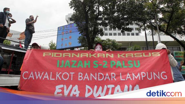 Massa LSM Infosos Lampung Geruduk Kemendagri Massa LSM Infosos Lampung Geruduk Kemendagri