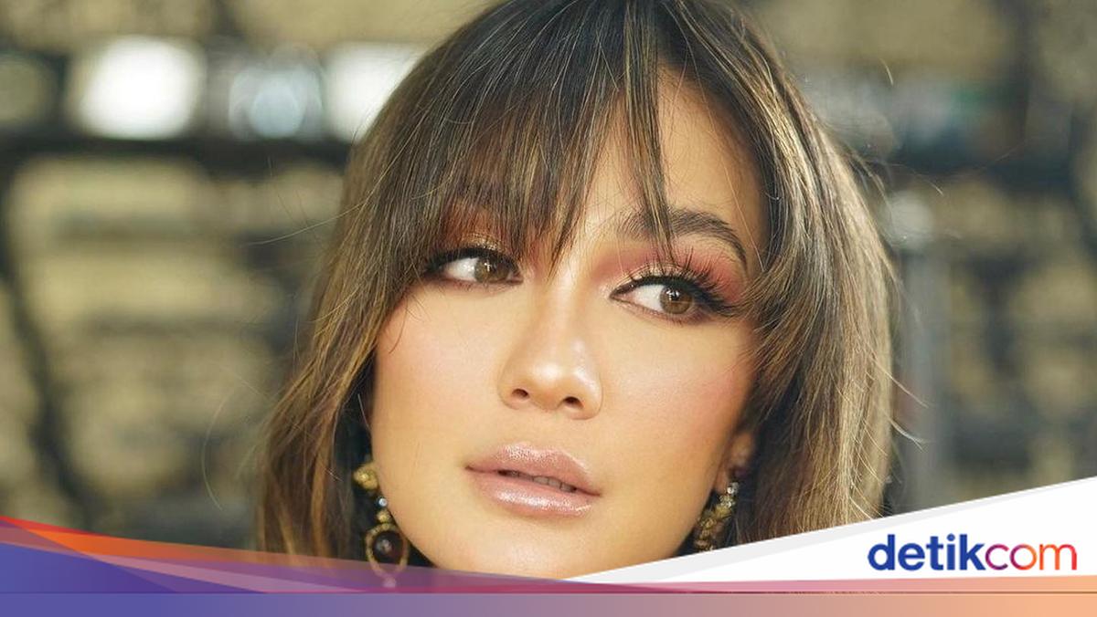 8 Artis Cantik Indonesia yang Punya Ibu Bule, Wajah Blasterannya Khas ...
