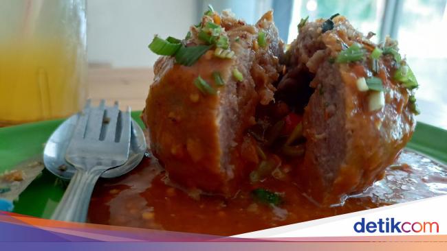 Sedapnya Bakso Lava Isi Keju Leleh dengan Guyuran Sambal