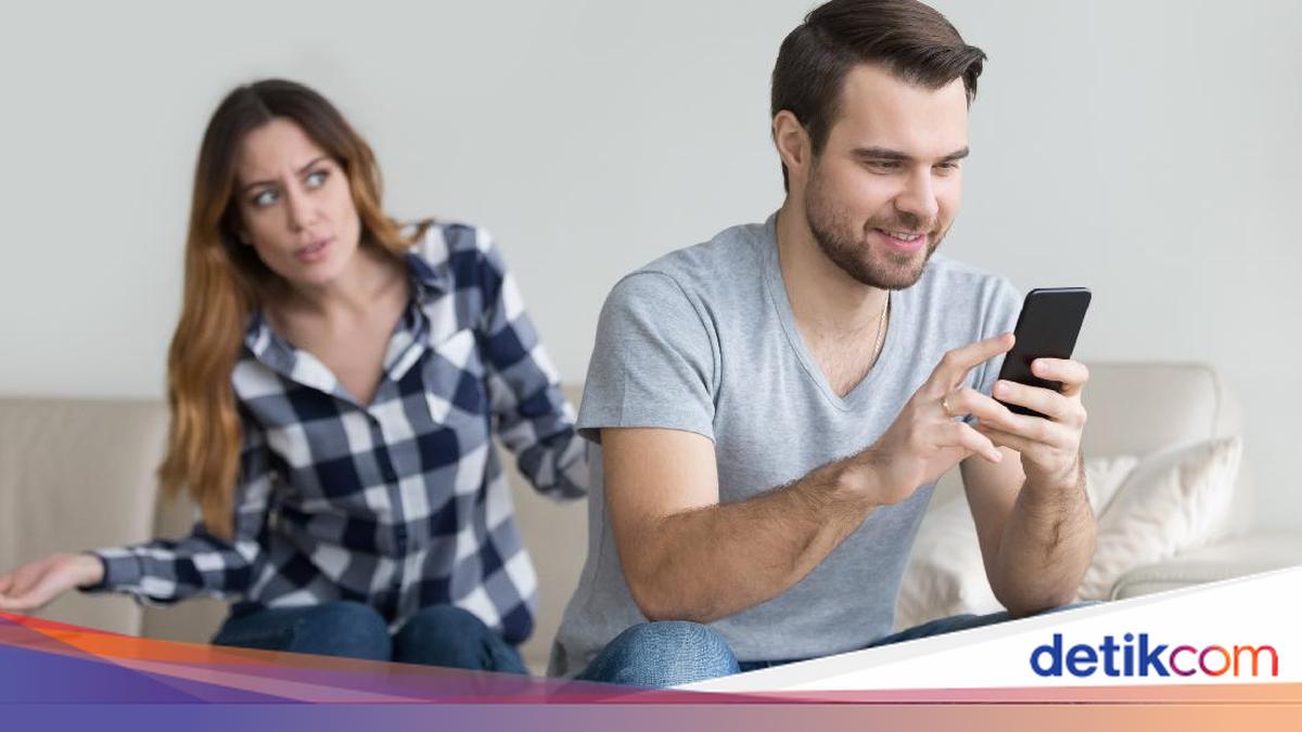 18 Tanda Pasangan Selingkuh, Kenali Gerak-gerik Perilakunya!