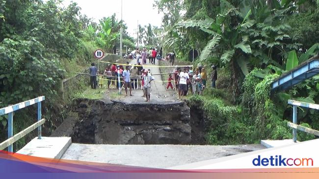 Diterjang Banjir Lahar Semeru, Jembatan Penghubung Antar Kecamatan Ambruk