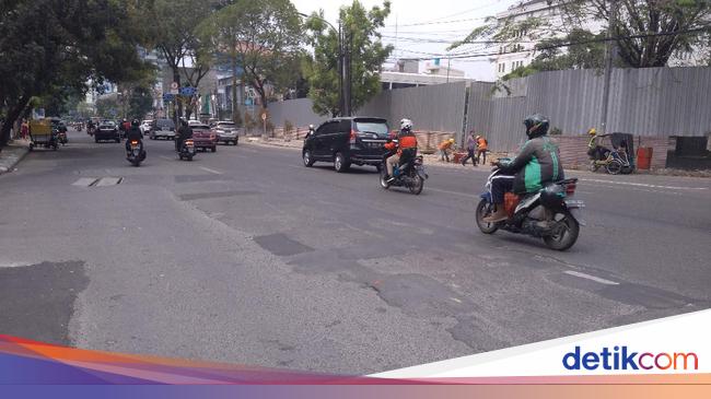Warga Keluhkan Bekas Tambalan Bikin Jalan di Medan Bergelombang